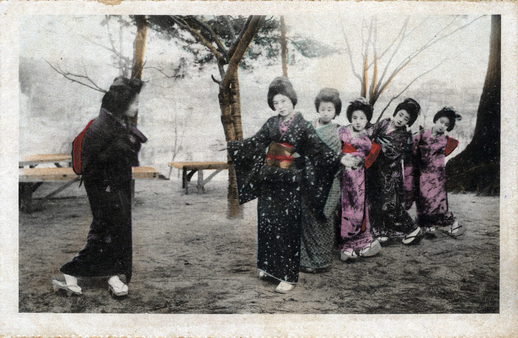 Maiko playing “onigokko” (“devil catch”), c. 1920. | Old Tokyo